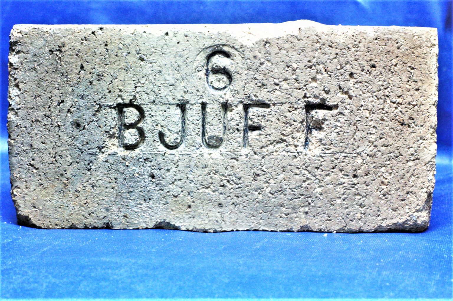 Кирпич с клеймом BJUFF 6 - Кирпичная библиотека Талпа Б.В.